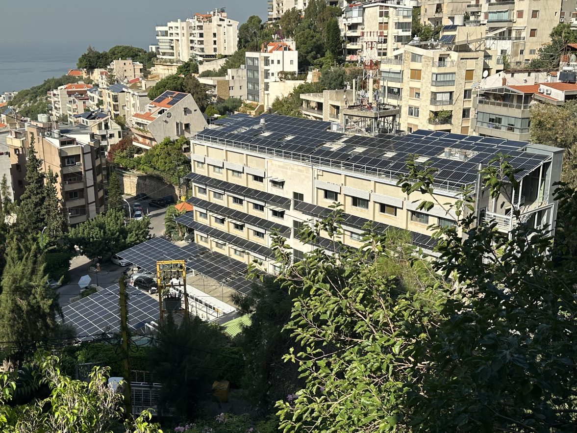 Mise en service d'une centrale solaire en toiture sur l'hôpital Serhal ...